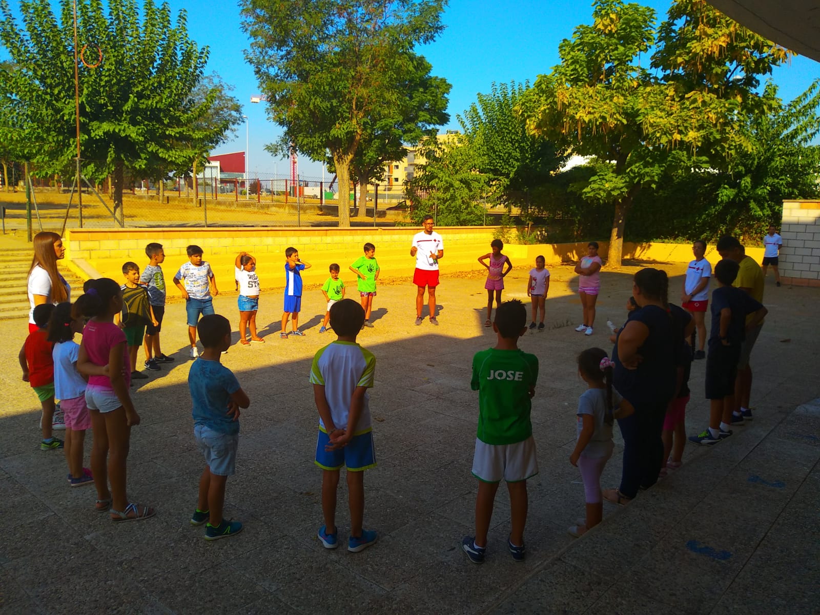 Los más pequeños se divierten participando en una yincana ...