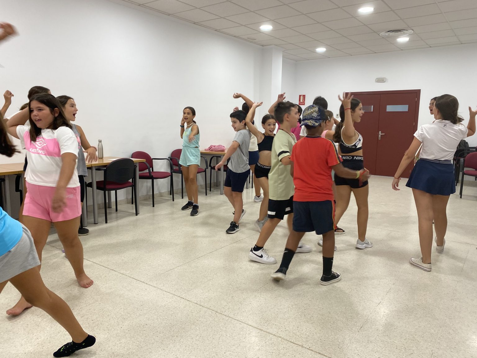 Los jóvenes se divierten en el taller de expresión corporal y danza ...