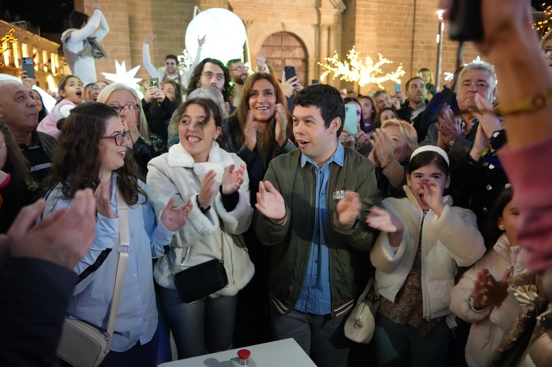 Miles de personas en la plaza de España para presenciar el encendido ...